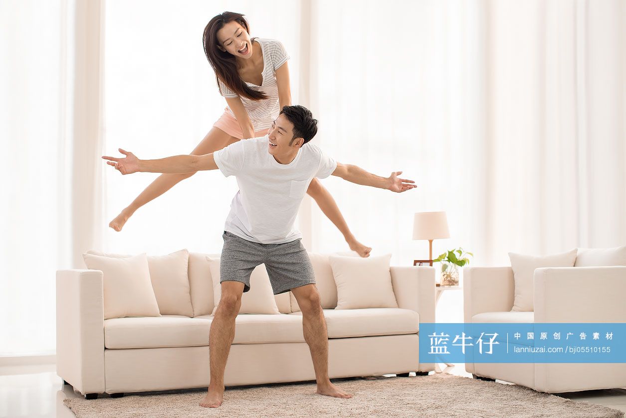年轻情侣在客厅玩耍-蓝牛仔影像-中国原创广告影像素材