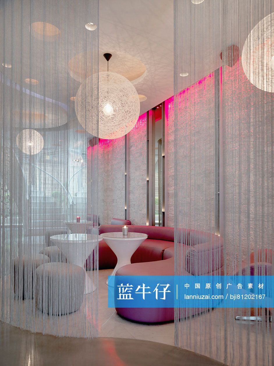 Lounge area through string curtains in modern nightclub-蓝牛仔影像-中国原创广告影像素材