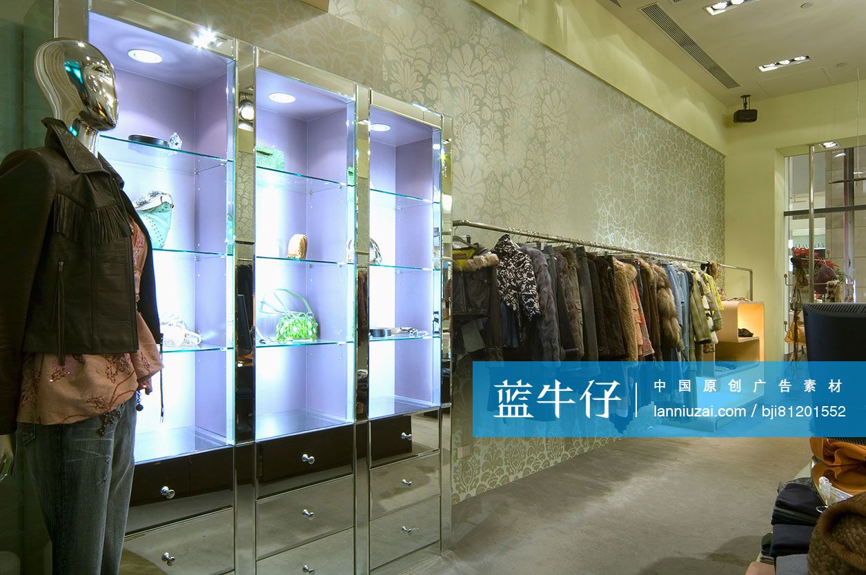 Mannequins on display in woman's fashion store-蓝牛仔影像-中国原创广告影像素材