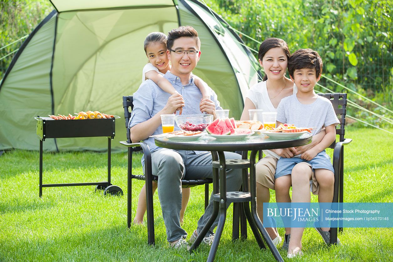 Young Chinese family picnicking outdoors-High-res stock photo for download